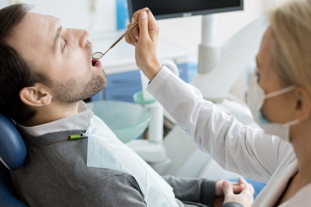 Emergency Tooth Extractions: What to Expect During Your Visit
